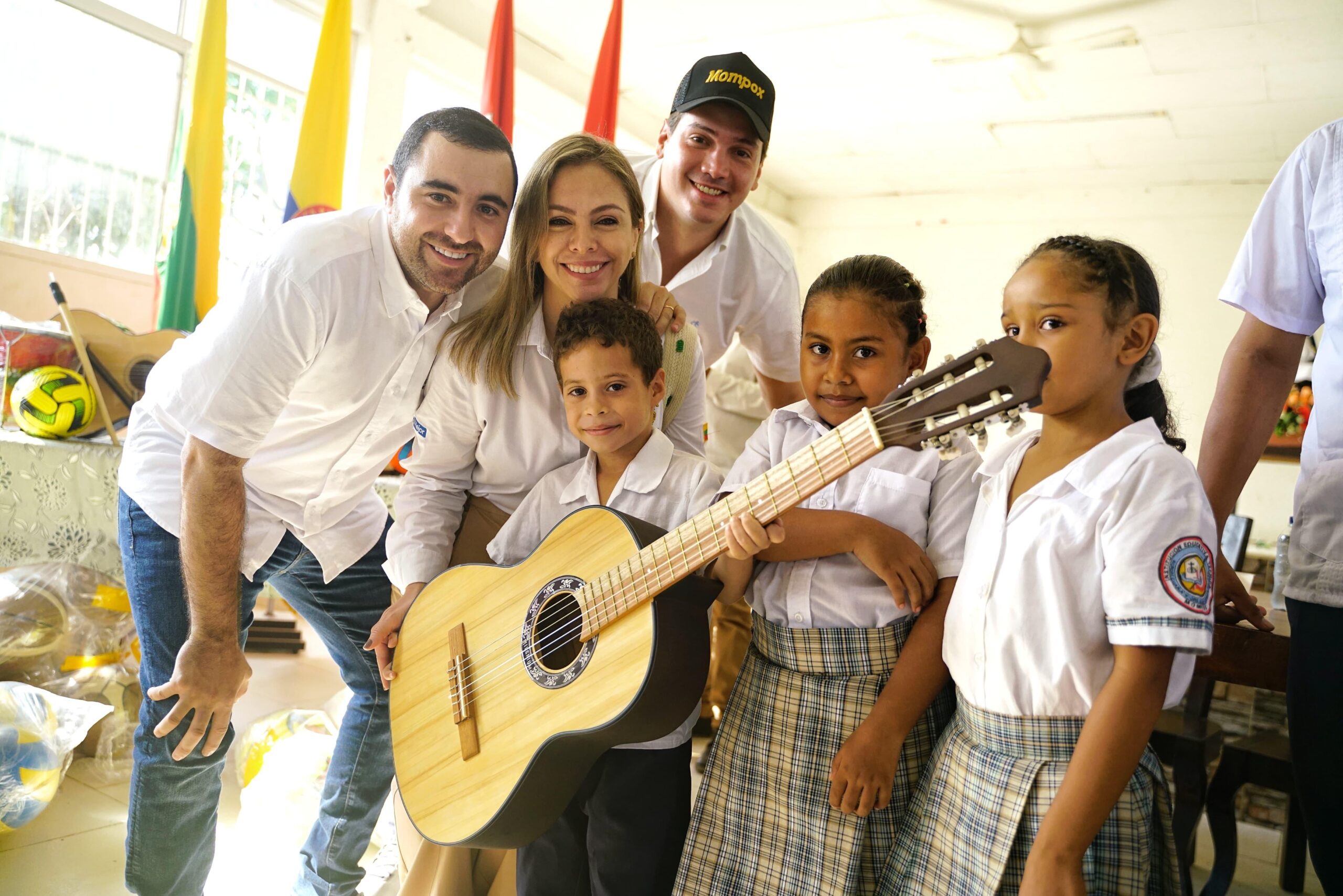Yamilito Arana entrega dotación a colegios de Mompox con instrumentos ...